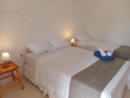Quarto Triplo Básico, vista para o jardim | Wi-fi grátis 
