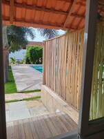 Quarto Triplo Básico, varanda, vista para o jardim | Terrenos do alojamento