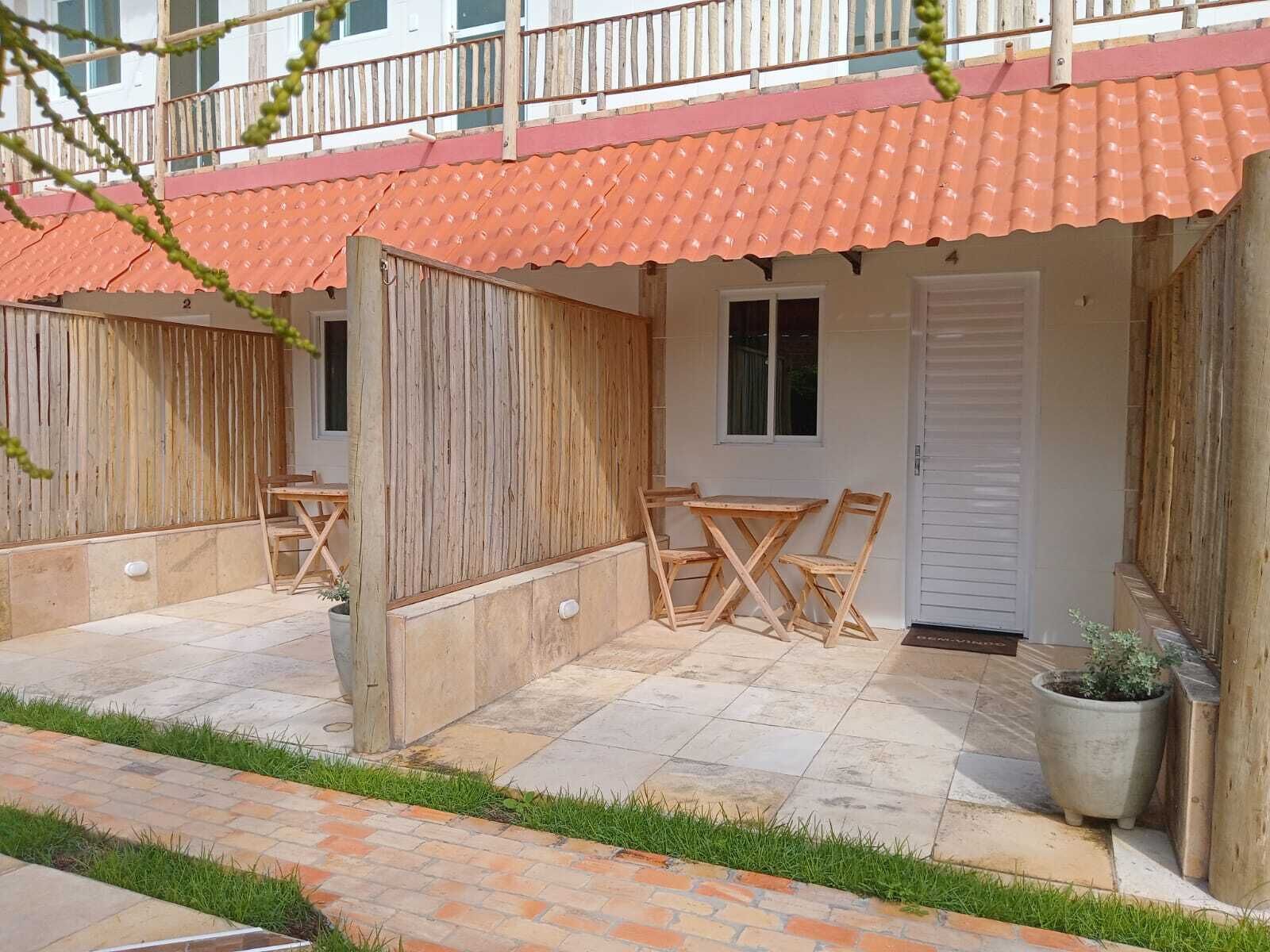 Quarto triplo básico, sacada, vista para o jardim | Opções para refeição ao ar livre