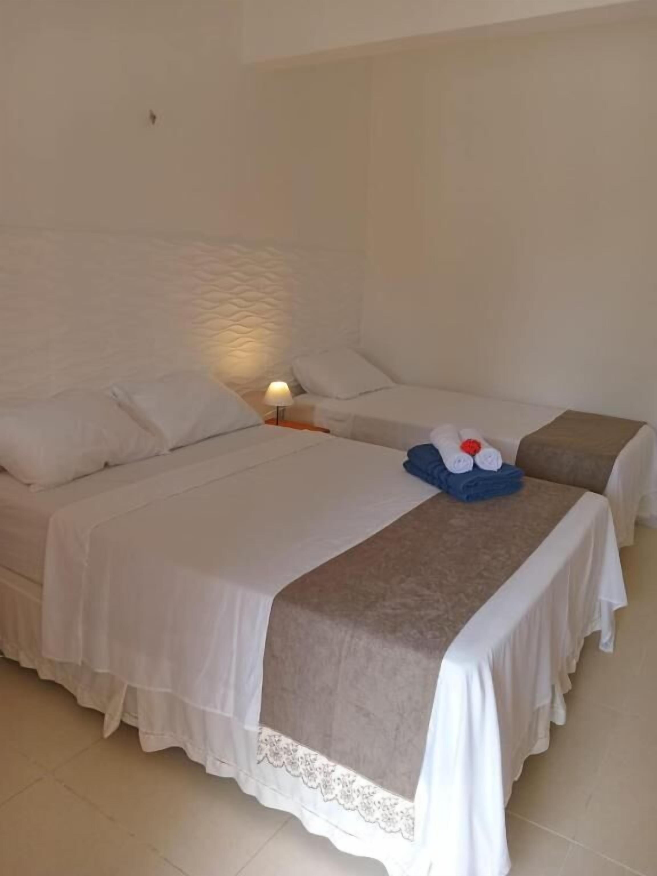 Quarto triplo básico, vista para o jardim