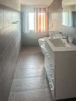 Quarto Básico | Casa de banho