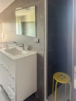 Quarto Básico | Casa de banho