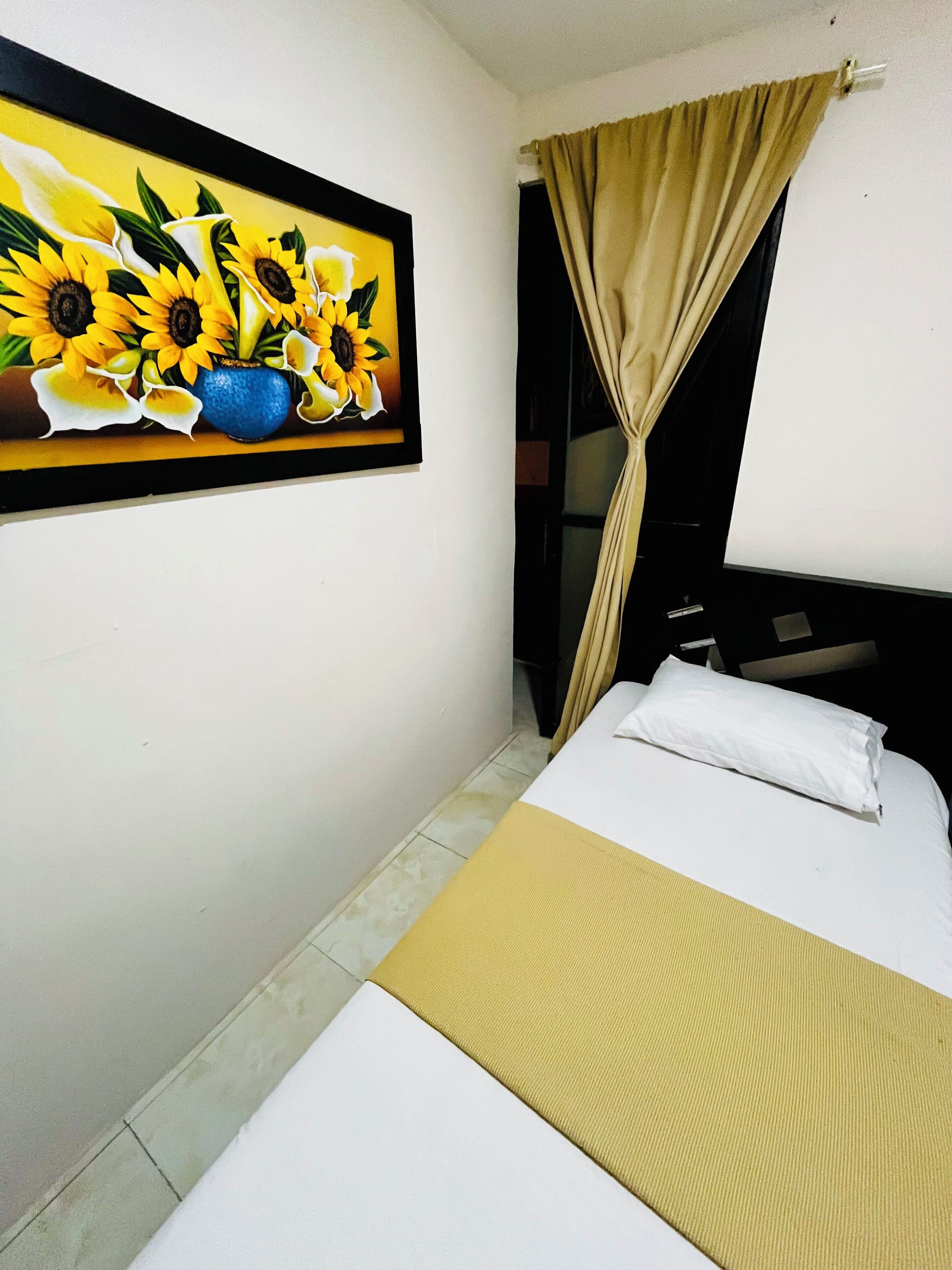 Quarto solteiro econômico | Wi-Fi de cortesia, roupa de cama