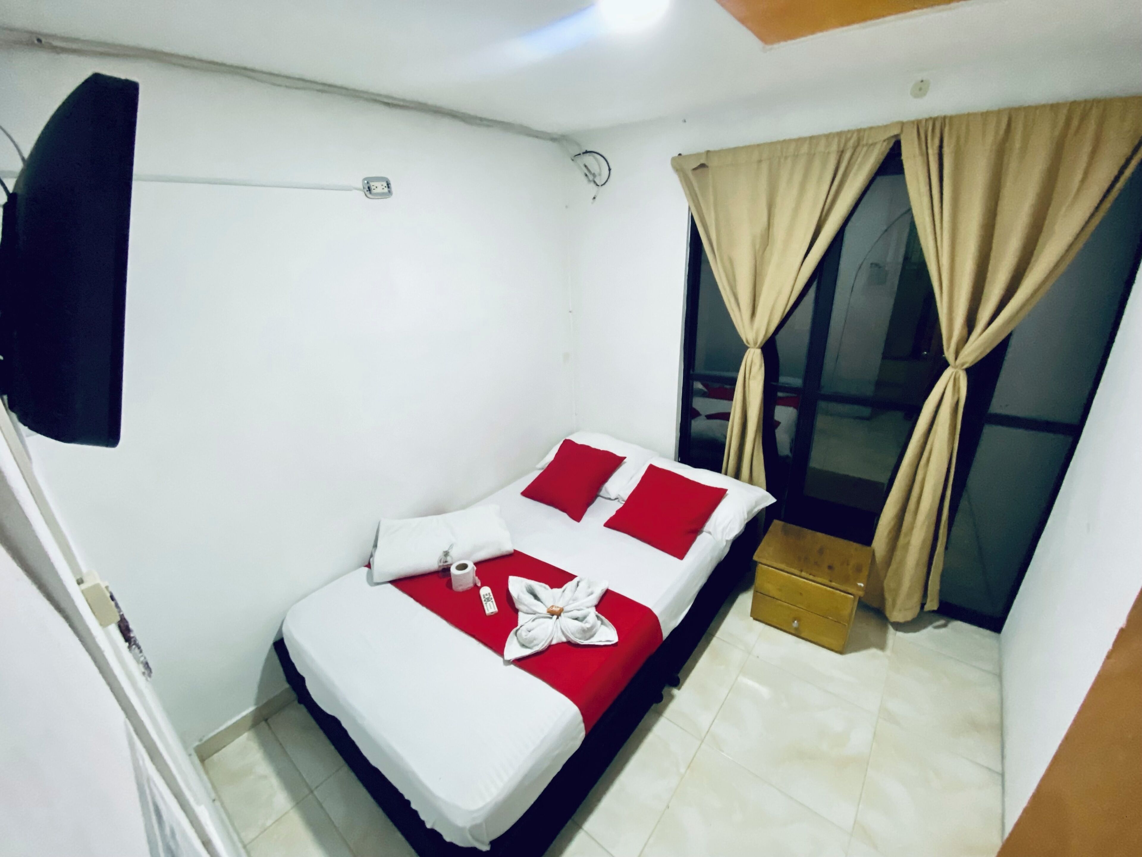 Quarto casal econômico | Wi-Fi de cortesia, roupa de cama