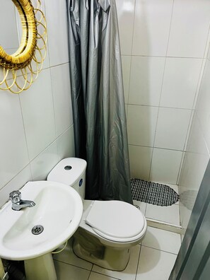 Quarto casal standard | Banheiro | Chuveiro, toalhas de banho, sabonete, shampoo