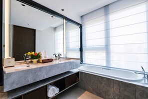 Quarto, 1 cama king-size, não fumadores, Vista para a cidade | Casa de banho