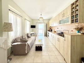 Apartamento Deluxe, cozinha, vista para o mar | Cozinha privada | Uma máquina de café expresso, uma cafeteira/bule, uma chaleira elétrica