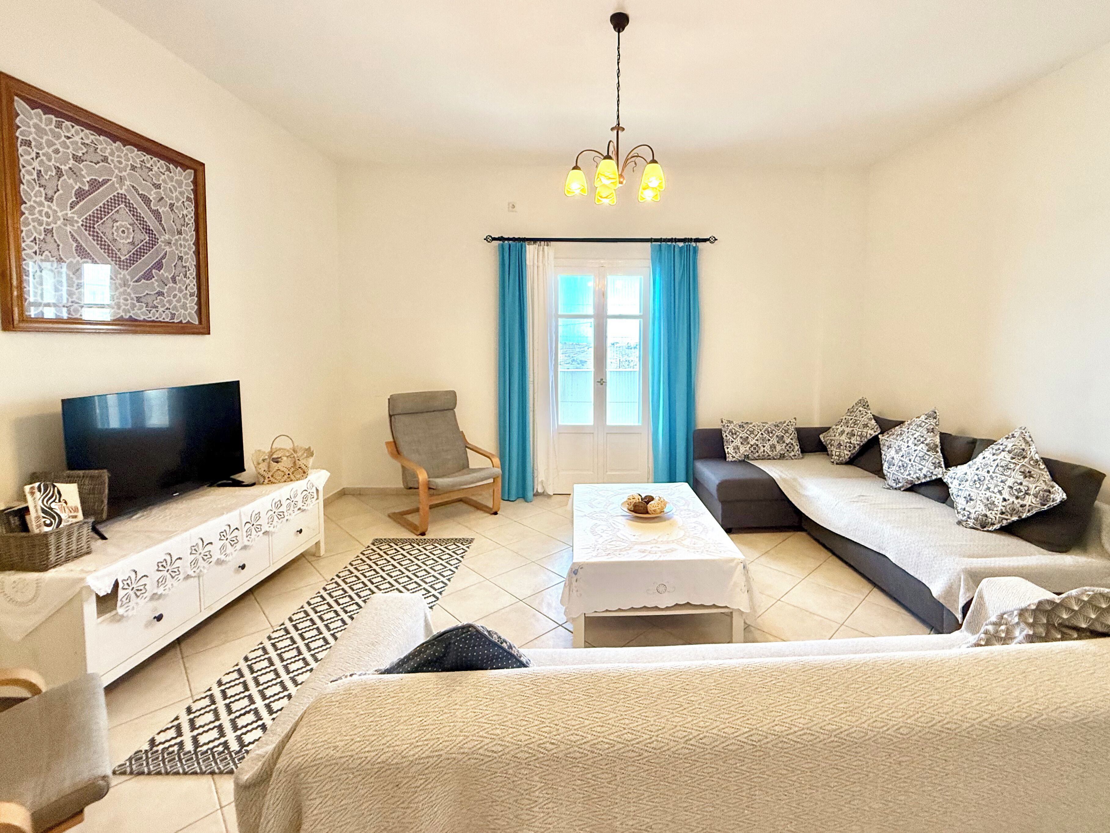 Casa Familiar, 2 quartos, cozinha, Vista para a cidade | Sala de estar | Televisor LED de 32 polegadas com canais digitais 