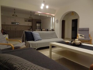 Casa Familiar, 2 quartos, cozinha, Vista para a cidade | Sala de estar