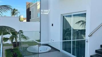 Quarto triplo standard, vista para o jardim | Hidromassagem externa