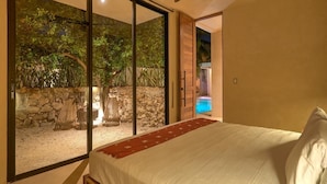 Quarto com cama, ventilador de teto e vista para área externa com piscina.