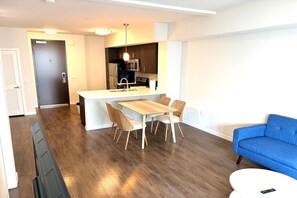 Apartamento Deluxe, 1 cama queen-size, Vista para a cidade | Sala de estar