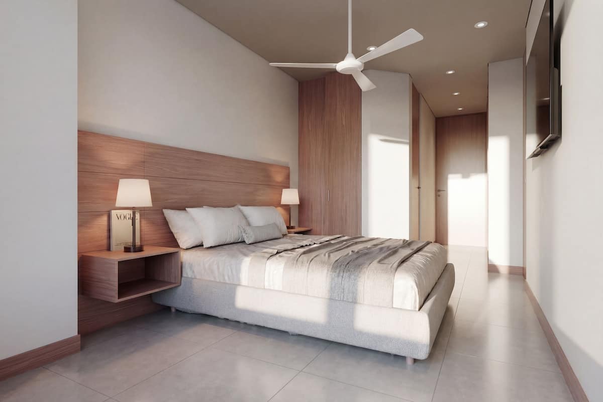 Quarto moderno com cama, mesas de cabeceira, ventilador de teto e televisão.