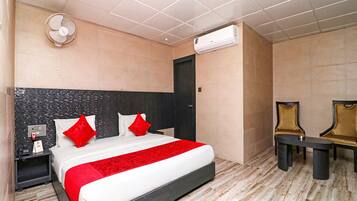 Quarto Deluxe | Lençóis de algodão egípcio, roupa de alta qualidade, cofre no quarto