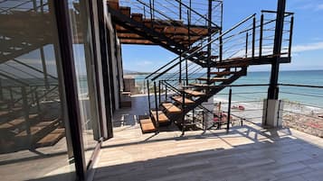 Estúdio clássico, sacada, vista para a praia | Parte interna