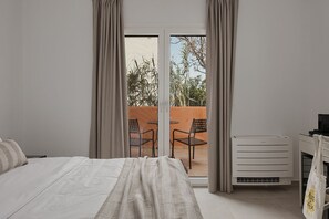 Quarto clássico, sacada, vista para a cidade