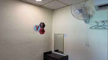 Quarto Duplo Básico, sem janelas | Vista do quarto
