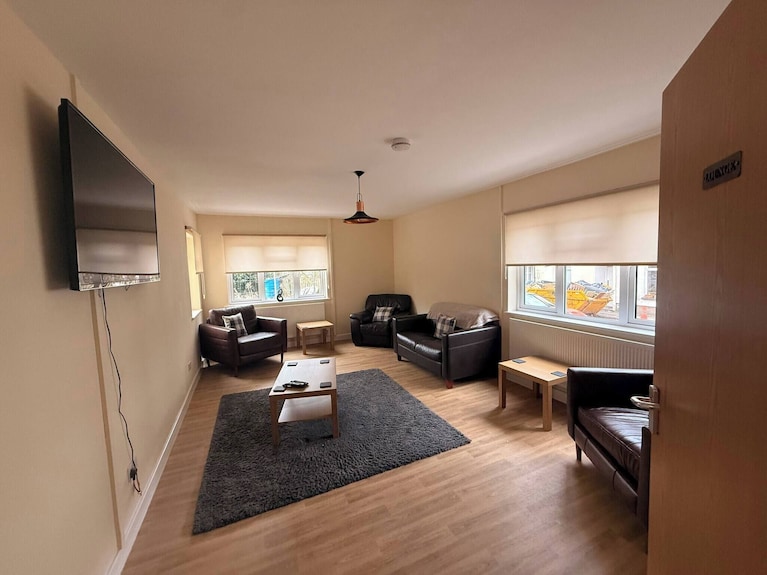 Spacious House Sleeps 10 -Near Bikepark Wales -Central -Parking - South Wales