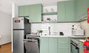 Apartamento de Luxo, Vista para a cidade | Cozinha privada | Uma torradeira, mesas de jantar 