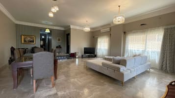 Apartamento, 2 quartos | Área de estar