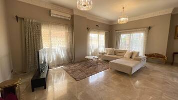 Apartamento, 2 quartos | Área de estar