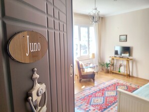 Apartamento luxo, sacada, vista para a montanha | Vista do quarto