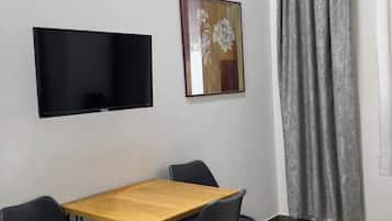 Quarto casal clássico | Escrivaninha, quartos à prova de som, Wi-Fi de cortesia