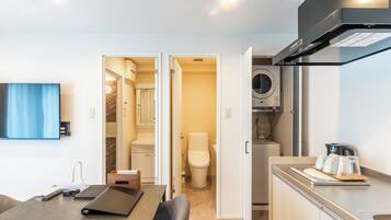 Quarto Triplo Familiar, varanda, Vista para a cidade | Wi-fi grátis, roupa de cama fornecida
