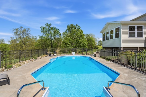 Northern Kentucky Gem W/ Yard & In-ground Pool! - 캘리포니아