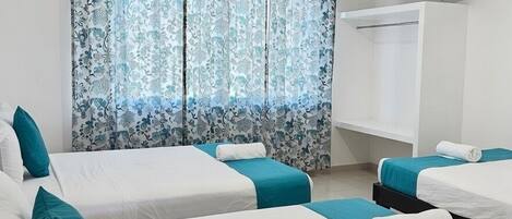 Quarto Triplo Clássico, Vista para a cidade | Roupa hipoalergénica, edredões de penas, ferro/tábua de engomar