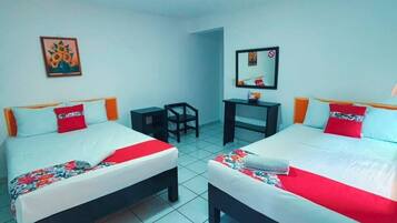 Quarto de hotel com duas camas, uma mesa e uma cadeira.