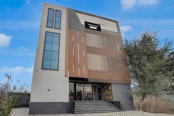 Super Townhouse Subharti University - Meerut