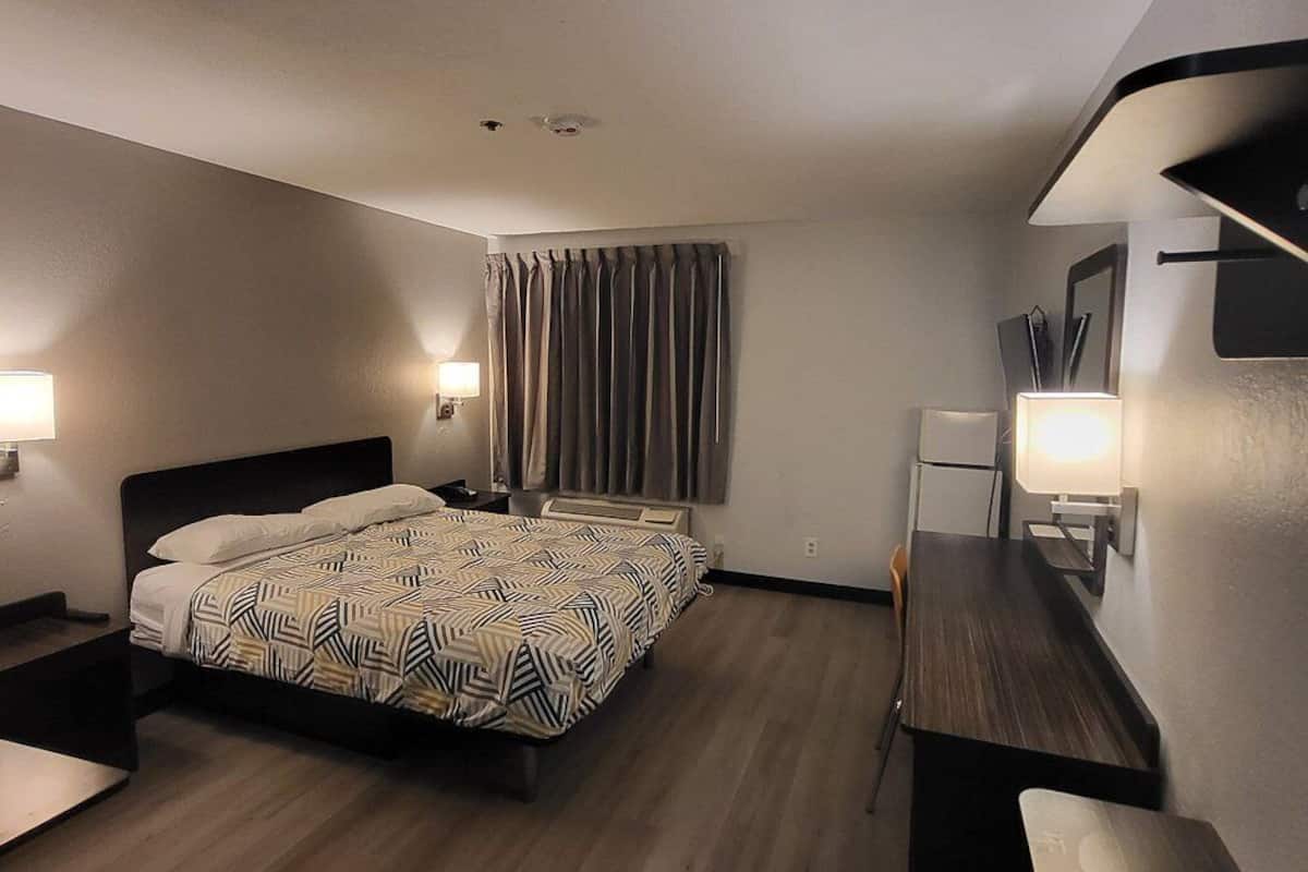 Quarto solteiro luxo | Escrivaninha, espaço de trabalho para notebook, Wi-Fi de cortesia