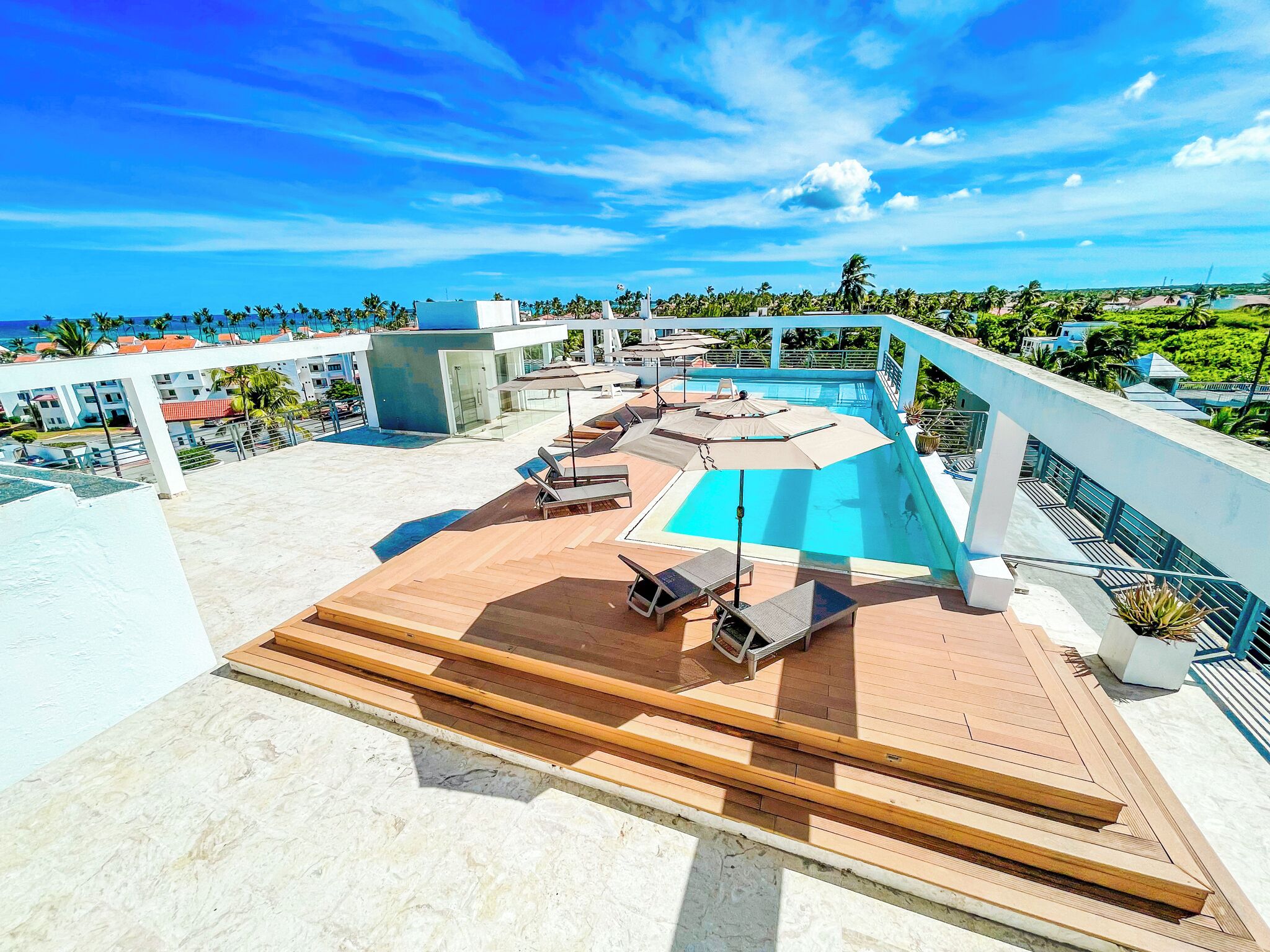 Piscina no piso superior