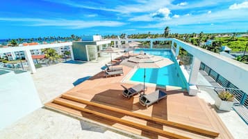 Piscina no piso superior