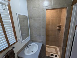 Sabonete, shampoo, papel higiênico 
