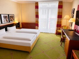Quarto Duplo ou Twin Comfort, não fumadores | Secretária, secretária adequada para computadores portáteis 