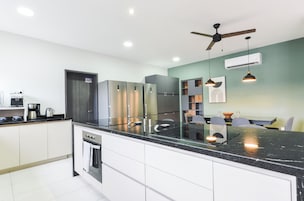 Um frigorífico/congelador grande, um micro-ondas, um forno