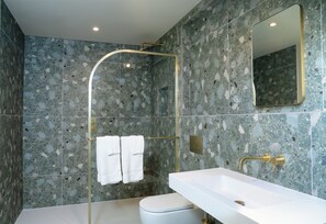 Quarto luxo, terraço, vista para o mar | Banheiro | Produtos de toalete grátis, secador de cabelo, toalhas de banho