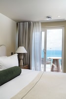 Quarto Deluxe, terraço, vista para o mar | Cofre com capacidade para portátil, secretária, ferro/tábua de engomar 