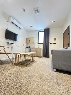 Quarto Duplo ou Twin Standard, varanda, Vista para a cidade | Sala de estar | Monitores, impressoras 