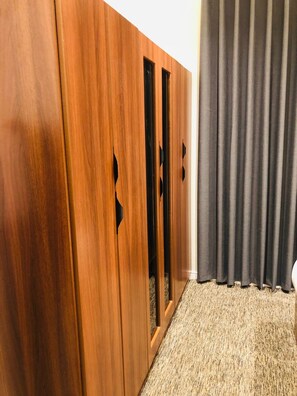 Quarto casal ou duplo standard, sacada, vista para a cidade | Parte interna