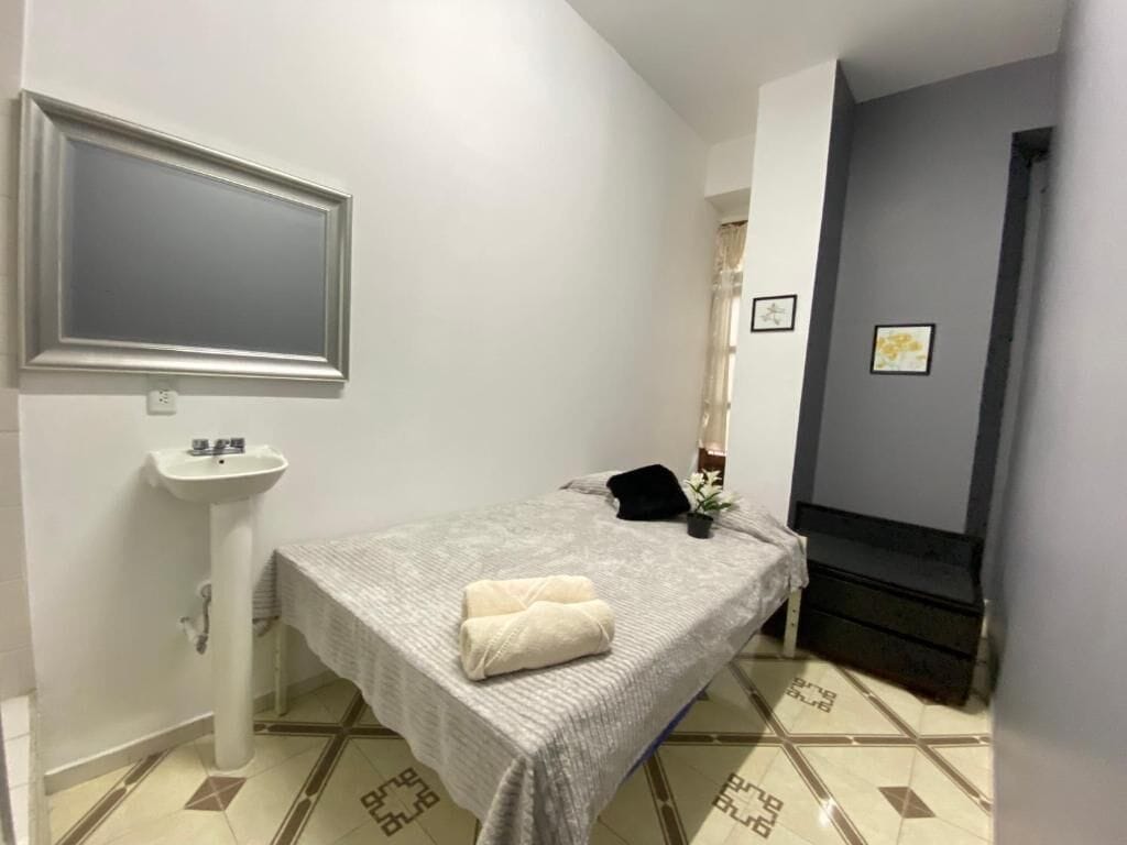 Quarto standard, 1 cama de casal, banheiro compartilhado | Wi-Fi de cortesia, roupa de cama
