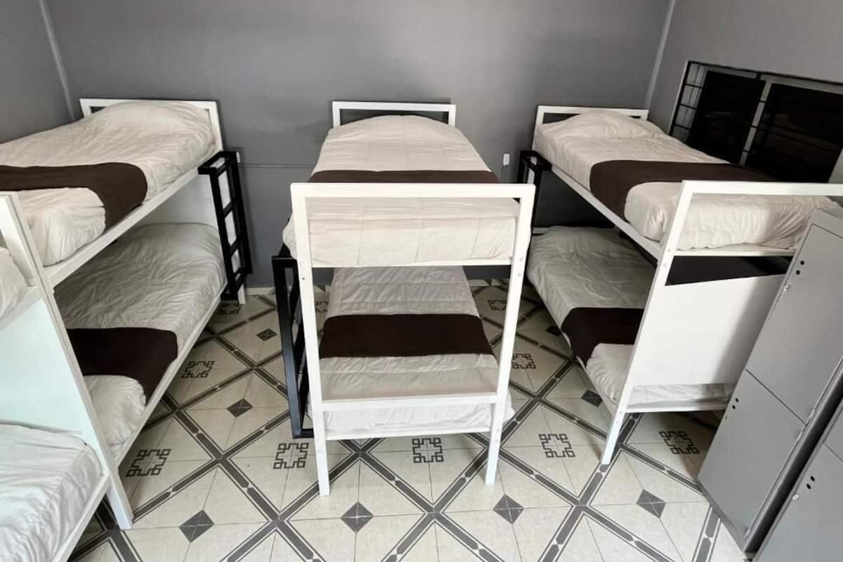 Quarto com beliches, escrivaninha e guarda-roupa.