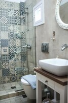 Quarto triplo clássico, sacada, vista para o jardim | Banheiro