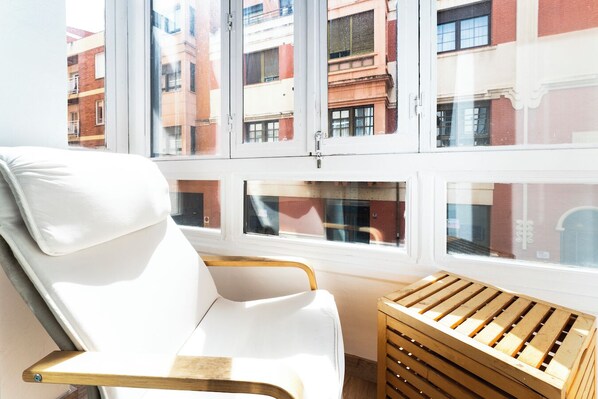 Quarto duplo superior, sacada, vista para a cidade | Parte interna