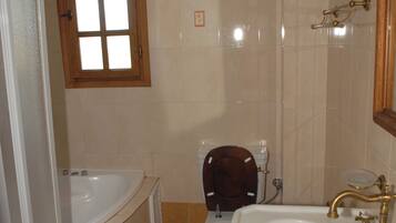 Apartamento Superior em Condomínio Fechado, vista para o jardim | Casa de banho | Um secador de cabelo