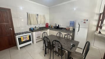 Apartamento | Cozinha privada | Um frigorífico/congelador grande