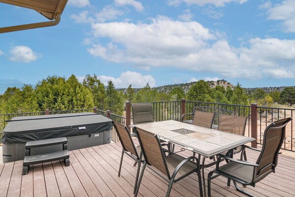 Viewing Deck! Scenic Tropic Sanctuary W/ Hot Tub - Bryce Canyon National Park, UT