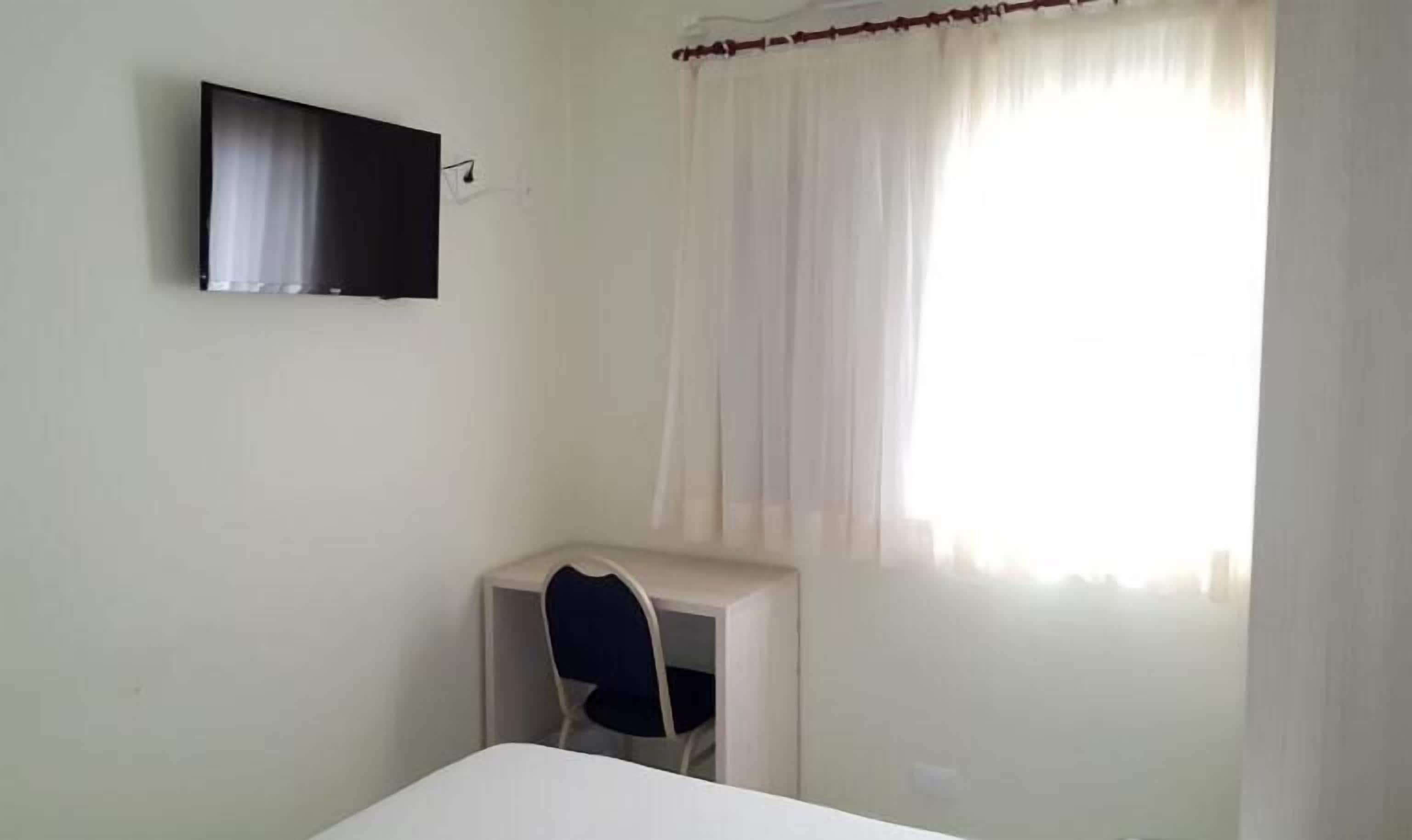 Quarto Standard, várias camas | Secretária, secretária adequada para computadores portáteis 